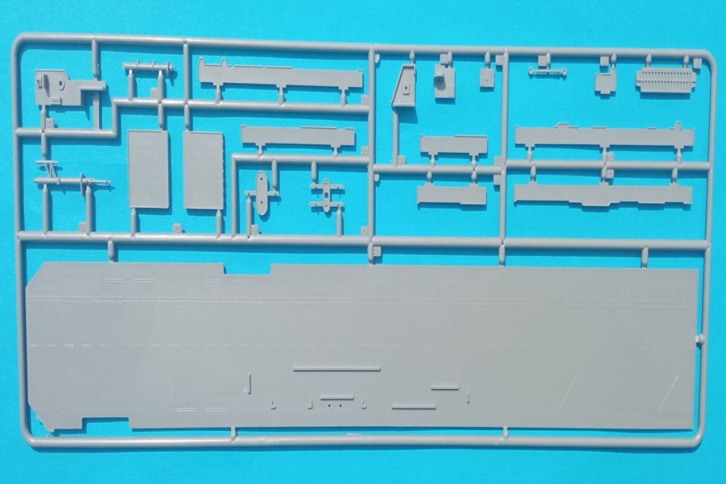 US Navy Assault Carrier WASP Class in 1:700 von Revell #05178