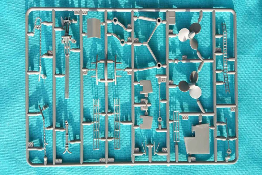 German Destroyer Class 119 (Z1/Z5) Platinum Edition in 1:144 von Revell ...